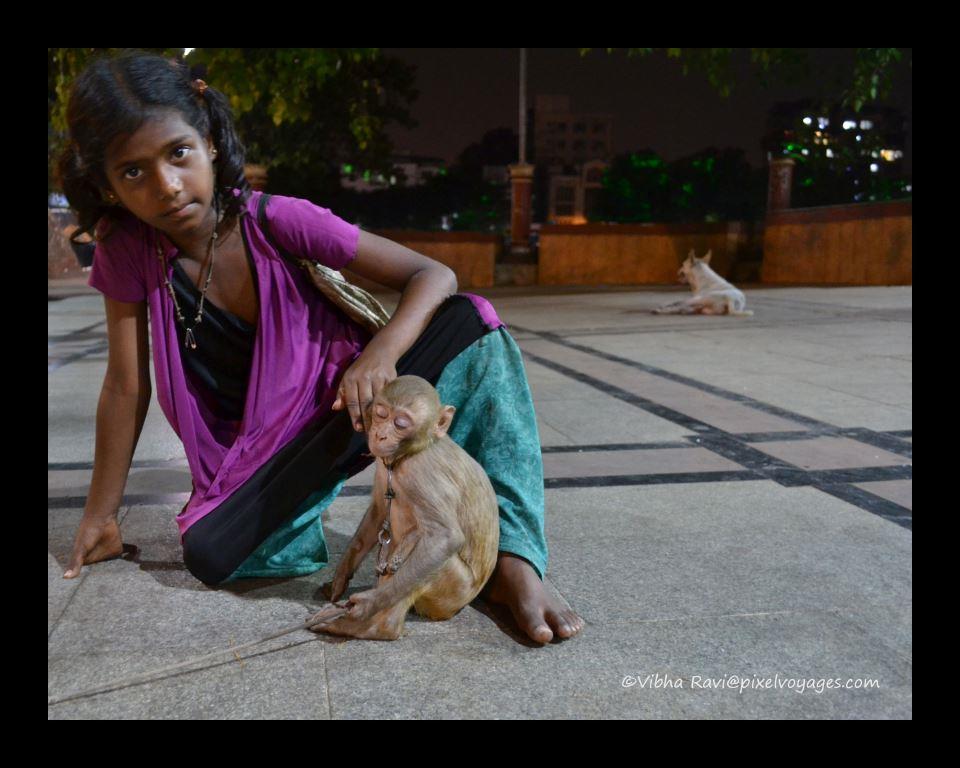 Indian street performer in Thane with her star monkey - PixelVoyages